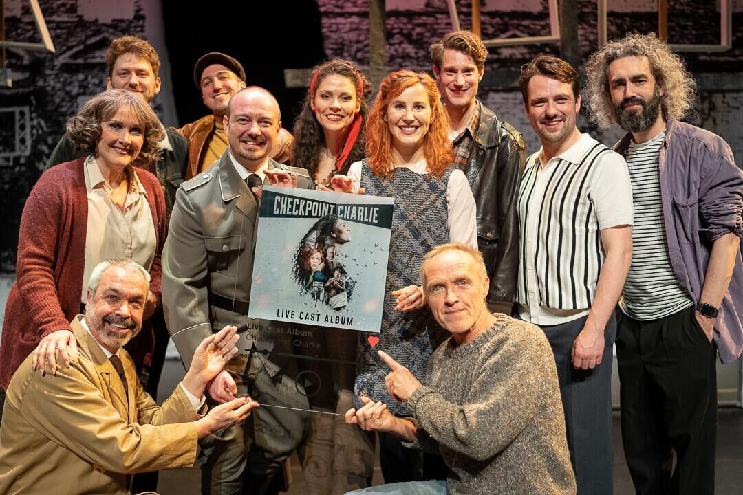 Stef Bos reikt album uit aan cast Checkpoint Charlie